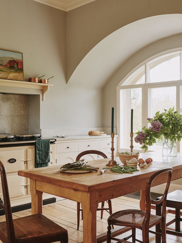 A Traditional, English Arts & Crafts Kitchen in Hampshire, England ...