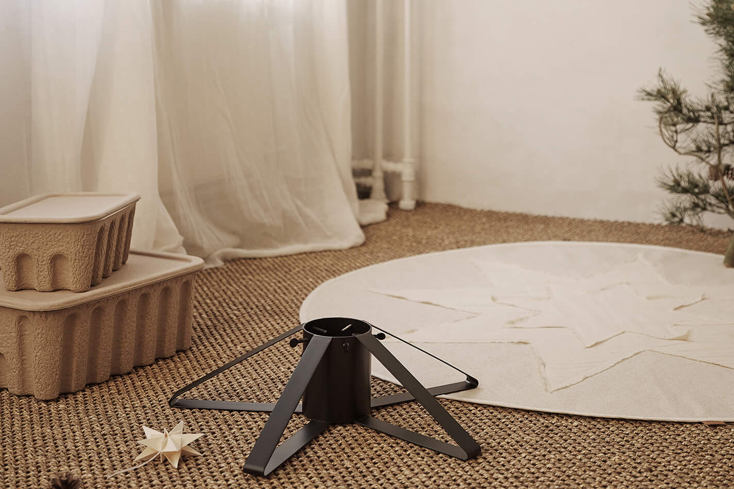 10 Easy Pieces: Holiday Tree Stands - Remodelista